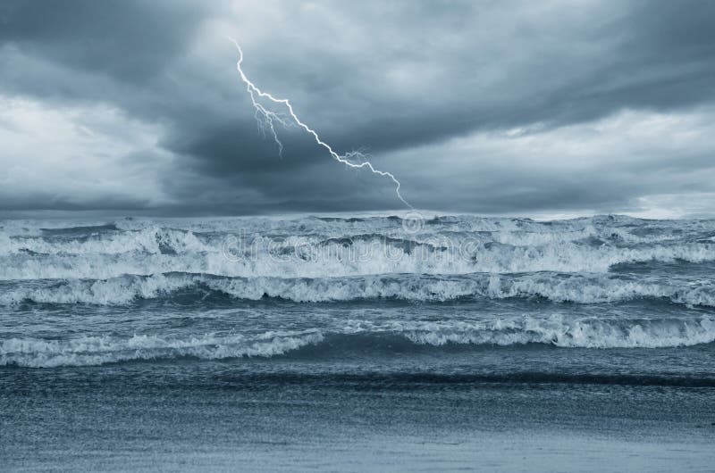 Mar Tormentoso Com Relâmpago Foto de Stock - Imagem de vento ...