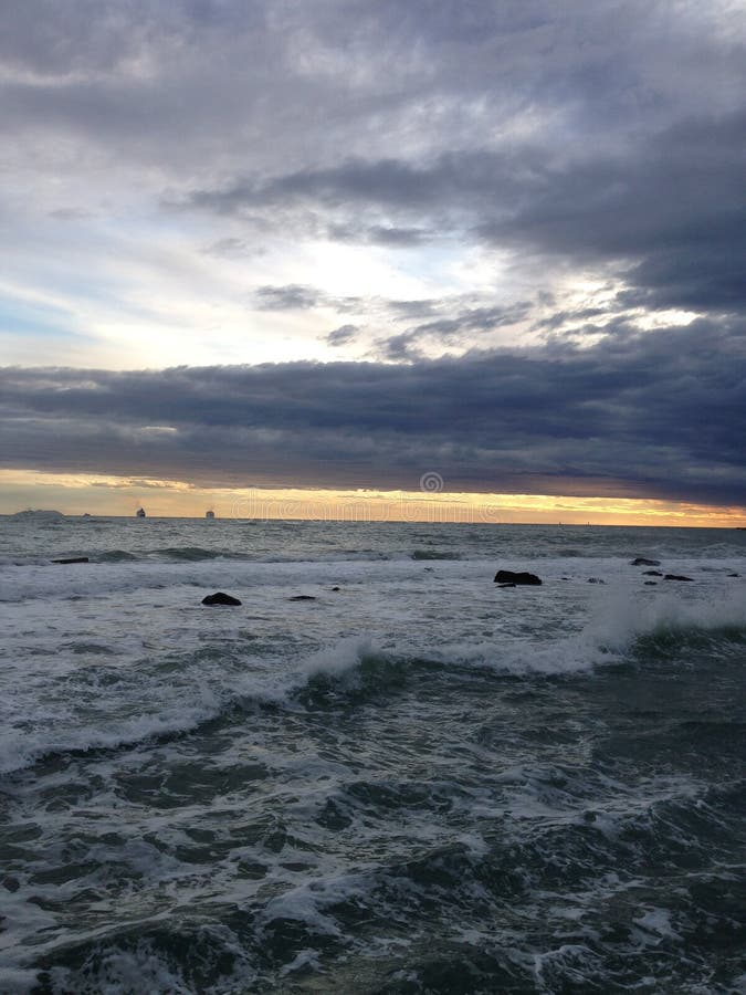 Mar tormentoso na legorne foto de stock. Imagem de panorama - 72527638