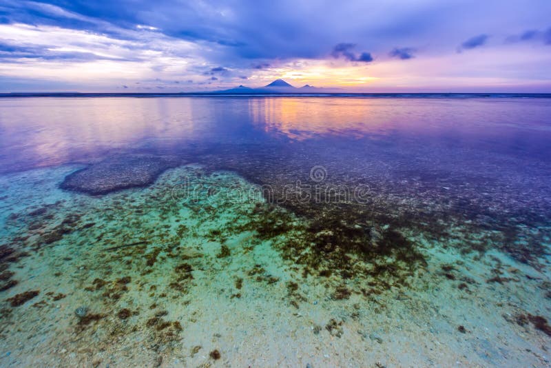 Mar Tranquilo Transparente De Bali En La Tarde Foto de archivo - Imagen ...
