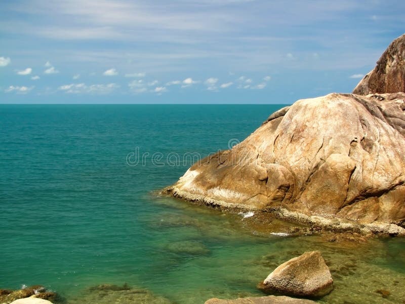 Mar Transparente Con El Acantilado En Samui, Tailandia Foto de archivo ...