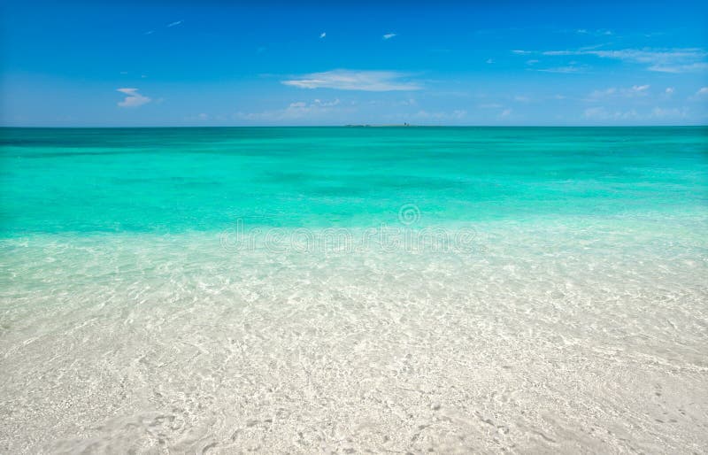 Mar tropical cristalino foto de archivo. Imagen de asoleado - 19855624