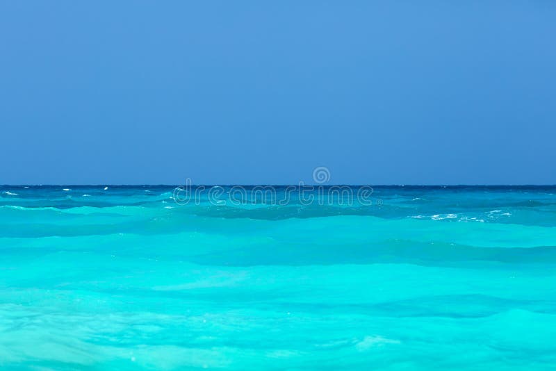 Mar Tropical De La Turquesa Y Cielo Azul Foto de archivo - Imagen de ...