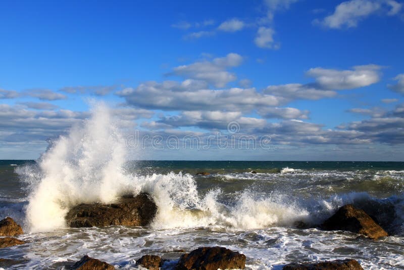Mar Tempestuoso En La Puesta Del Sol Foto de archivo - Imagen de ...