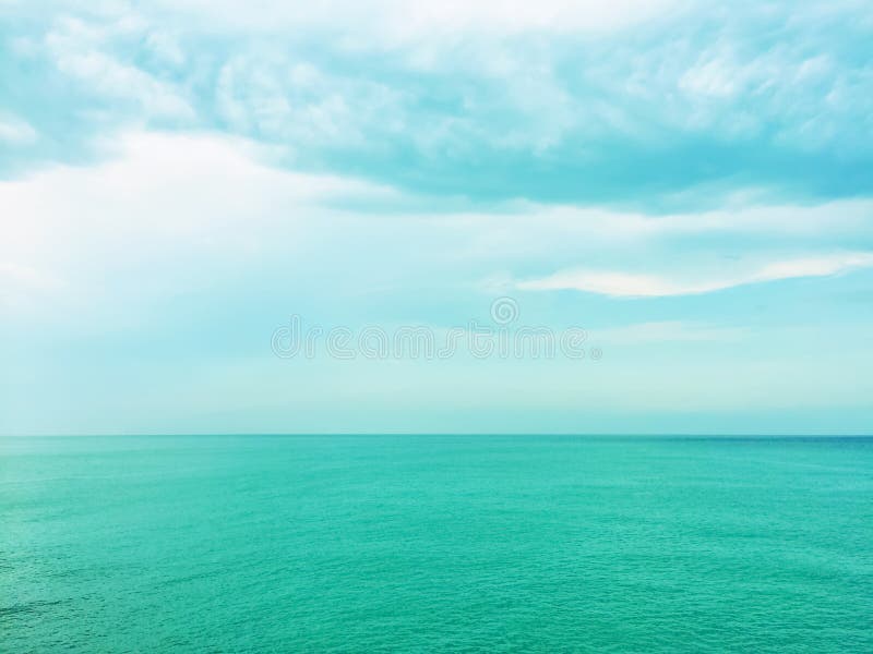 Mar Y Nubes Tranquilos De La Turquesa Imagen de archivo - Imagen de ...