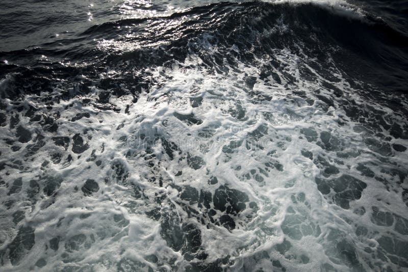 Mar y olas de un barco foto de archivo. Imagen de océano - 164549760