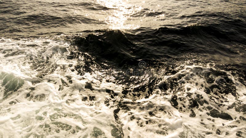 Mar y olas de un barco foto de archivo. Imagen de pista - 164549830