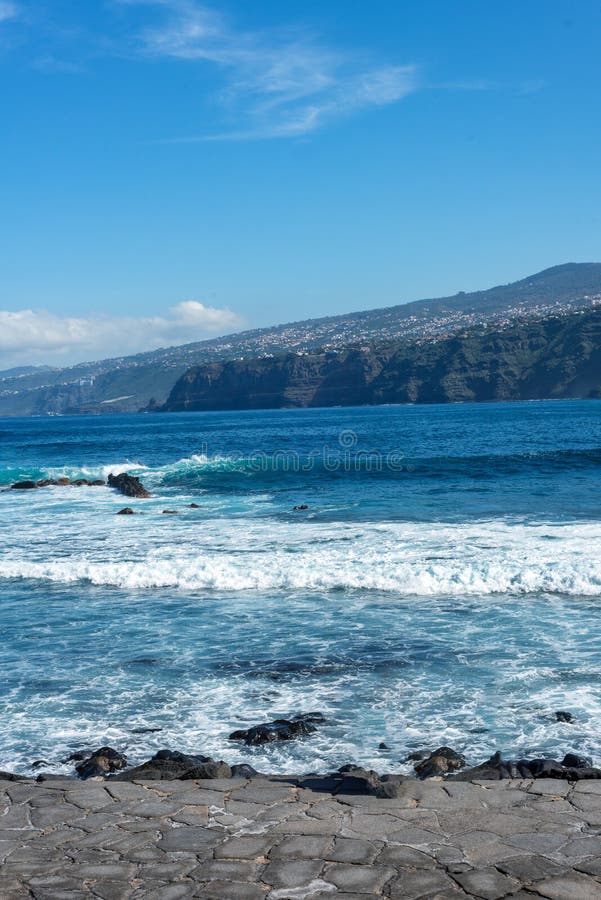 Mar Y Olas En Una Playa De Tenerife. Islas Canarias Foto de archivo ...