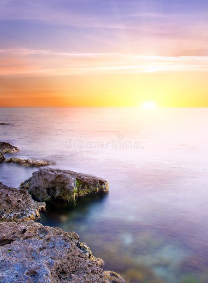 Mar Y Roca En La Puesta Del Sol. Imagen de archivo - Imagen de resorte ...