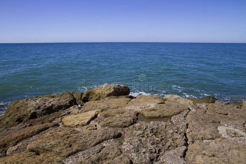 Mar y rocas foto de archivo. Imagen de escena, marejada - 102803748