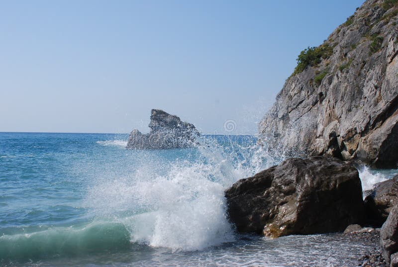 Mar y rocas foto de archivo. Imagen de playa, cielo, chapoteo - 17908084