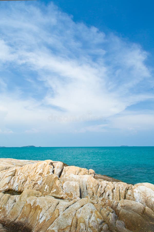 Mar y rocas azules imagen de archivo. Imagen de verano - 25079703