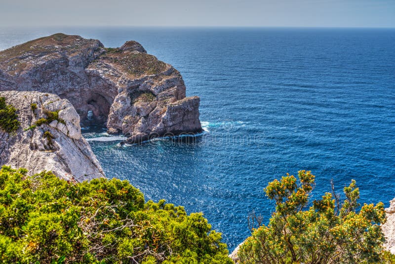 Mar Y Rocas Azules En La Ceja Caccia Foto de archivo - Imagen de ...