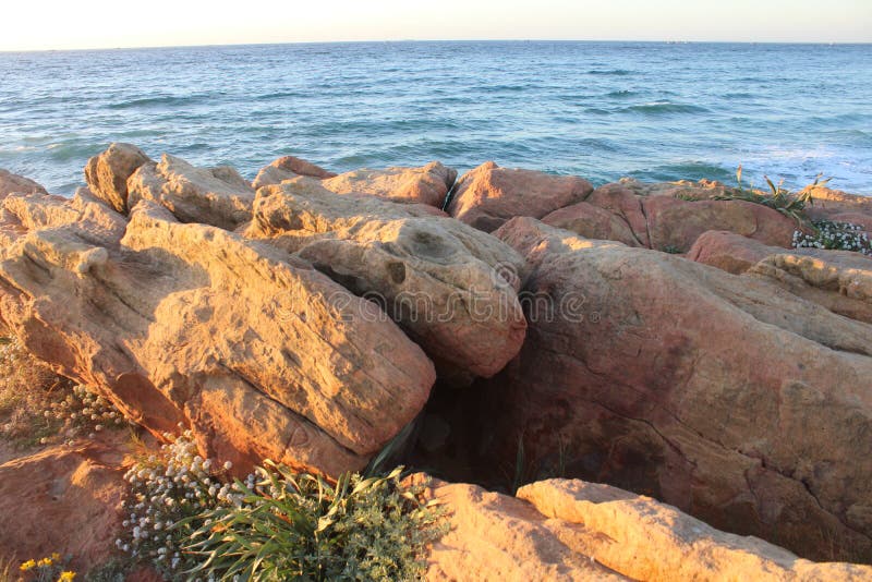 Mar y rocas foto de archivo. Imagen de colapso, azul - 174836336