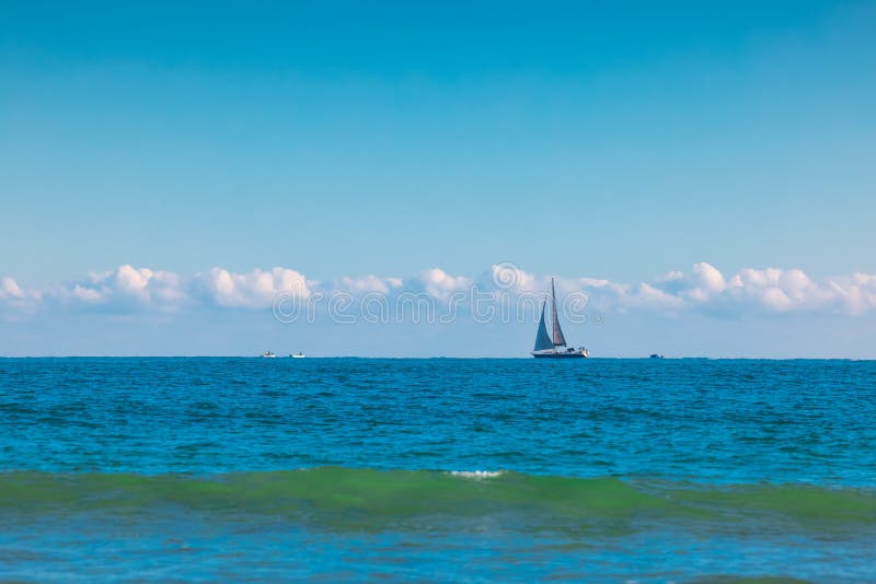 Mar Y Velero. Velero Sobre Olas Azules Y Cielo Soleado Imagen de ...
