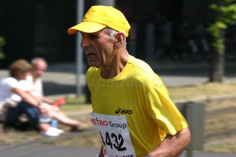Marathon Runner editorial photography. Image of green - 49126282 Marathon Runner editorial photography. Image of green - 49126282