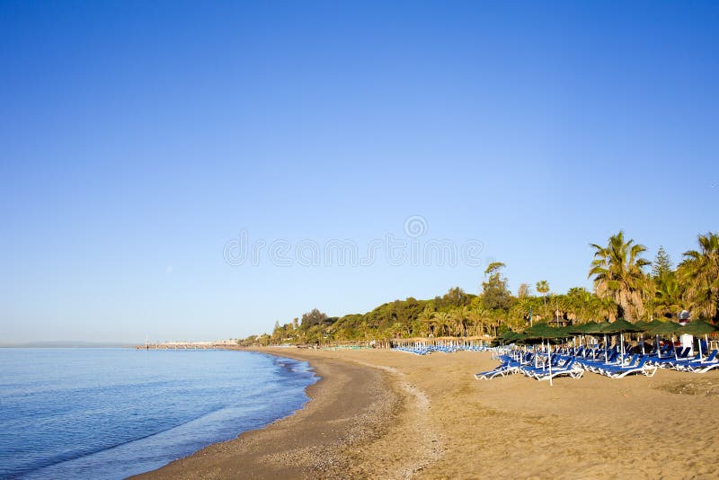 Marbella Strand Op Costa Del Sol in Spanje Stock Foto - Image of ...
