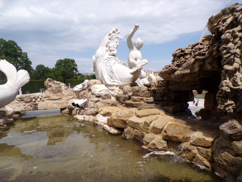 Marble statue in the water editorial image. Image of statue - 159014150