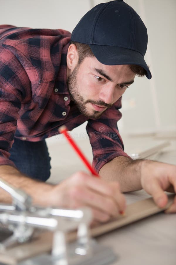 Marcado Carpintero En Madera Con Pluma En Taller Foto de archivo ...