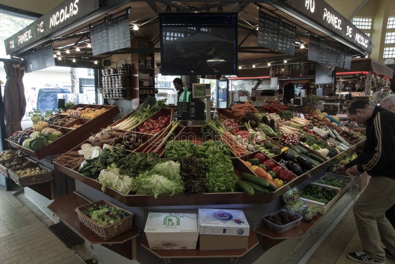 Marché couvert Passy Paris photographie éditorial. Image du support ...