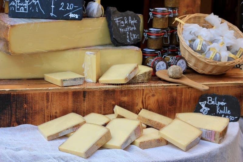 Fromage Français Fait Au Hasard Au Marché De La Provence Photo stock ...