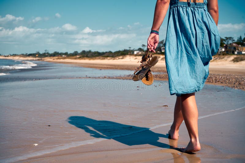 Fille Mince Aux Pieds Nus Dans Le Fonctionnement Blanc De Bikini Photo