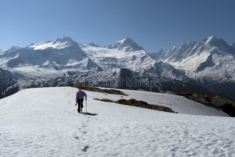 Un Marcheur Sur Une Neige a Couvert Le Flanc De Coteau Photo stock ...