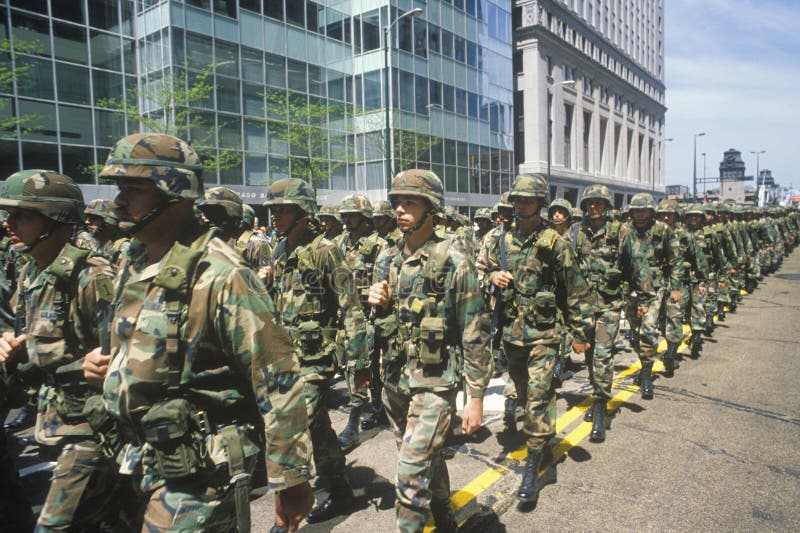 Marcia dei soldati fotografia editoriale. Immagine di difesa - 26888552