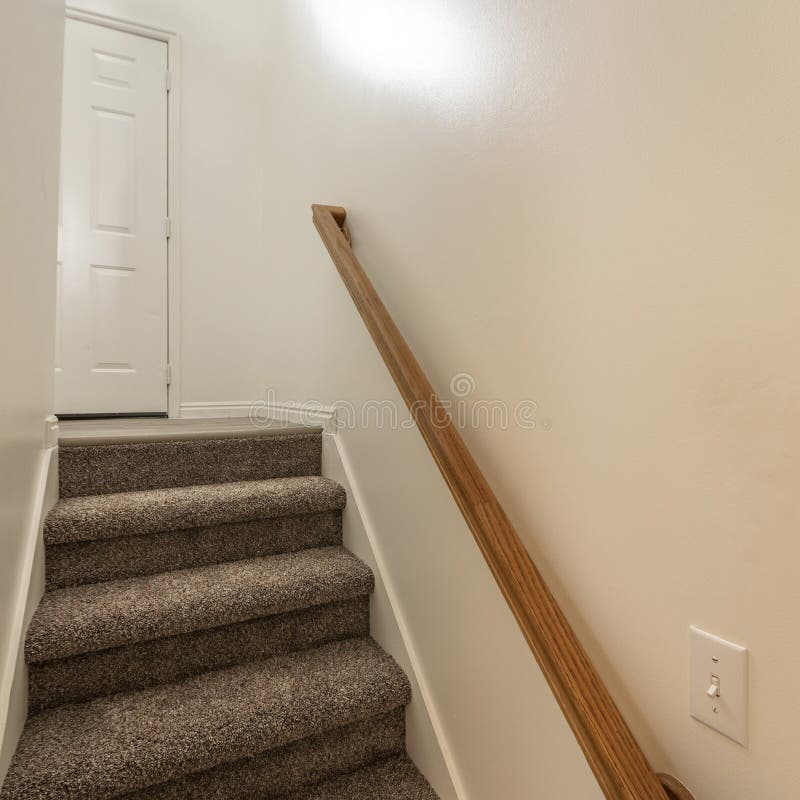 Escaleras En El Sótano Con Escaleras Enmoquetadas Y Pasamanos Colgados En La Pared Sobre Una
