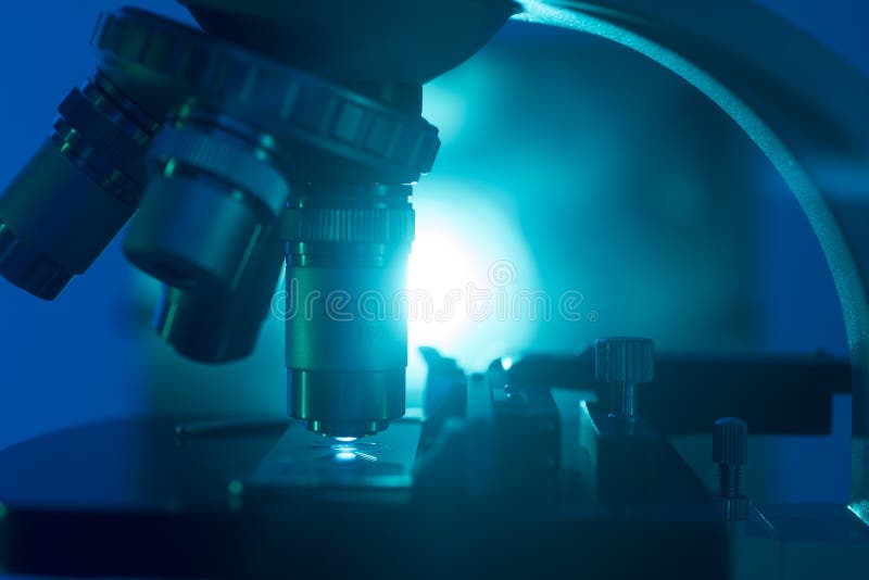 Marco Shot of Microscope Lens Met Blauw Licht Stock Foto - Image of ...