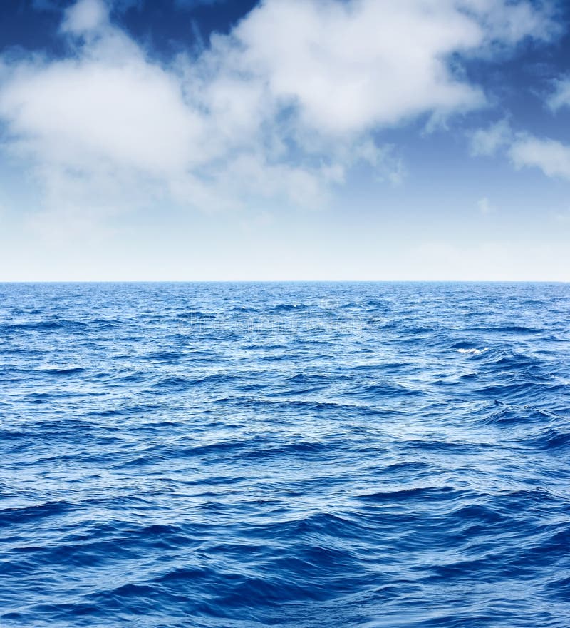 Mare Calmo E Chiaro Cielo Blu Immagine Stock - Immagine di purezza ...