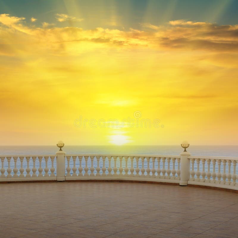 Mare, Alba E La Passeggiata Immagine Stock - Immagine di cielo ...