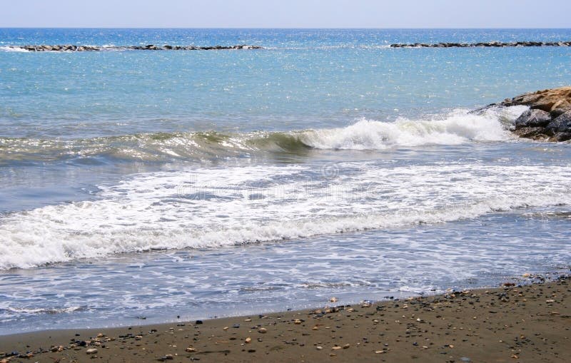 Mare blu fotografia stock. Immagine di schiuma, nessuno - 12980294