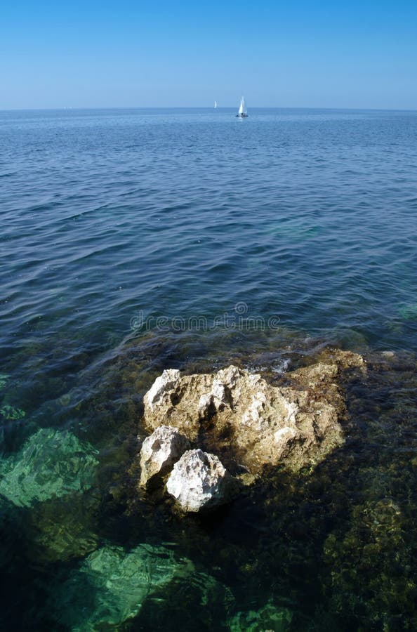 Mare blu fotografia stock. Immagine di alga, bello, verde - 2233064