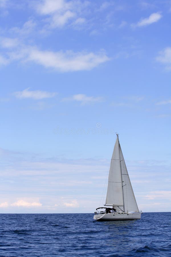 Mare Blu Con La Barca a Vela Che Naviga L'oceano Fotografia Stock ...