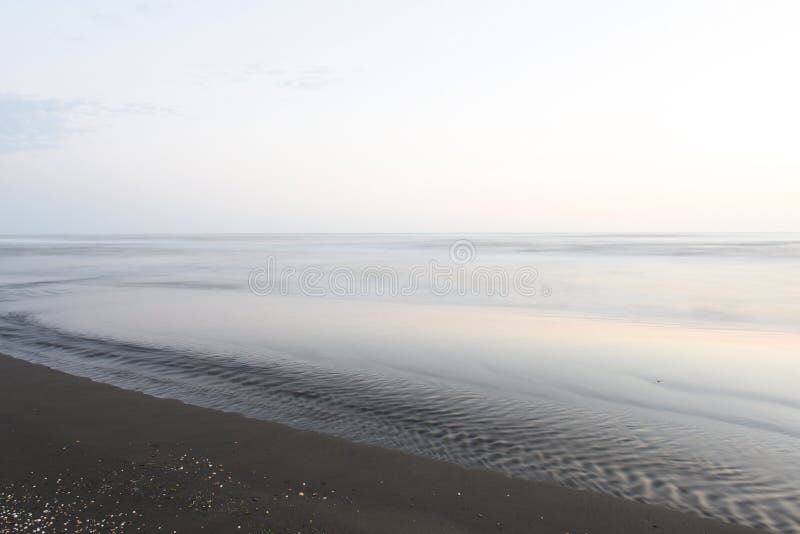 Mare calmo ad alba fotografia stock. Immagine di colorato - 60114242