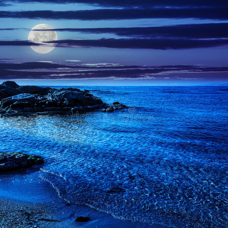 Mare Calmo Con Le Onde Sulla Spiaggia Sabbiosa Alla Notte Fotografia ...