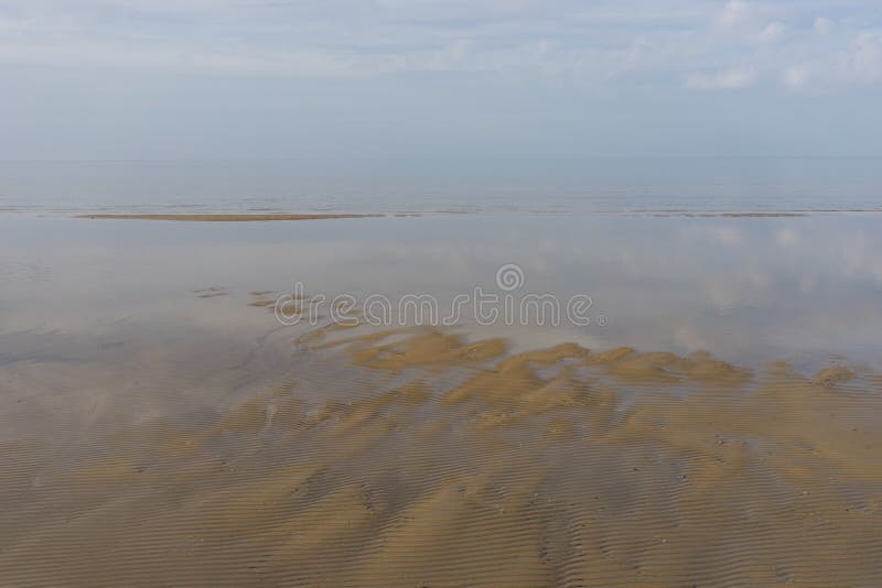Mare Calmo Con Una Spiaggia Sabbiosa Per La Meditazione Immagine Stock ...