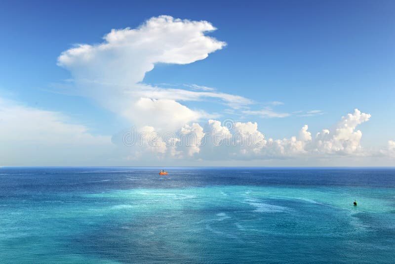 Mar dei Caraibi con Nuvole immagine stock. Immagine di bello - 19170461