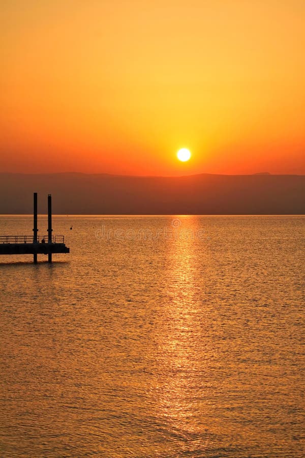 Mare di alba della Galilea fotografia stock. Immagine di nubi - 95051310