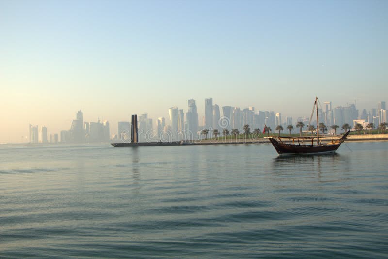 Mare di Doha Corniche immagine stock. Immagine di costruzioni - 106904949