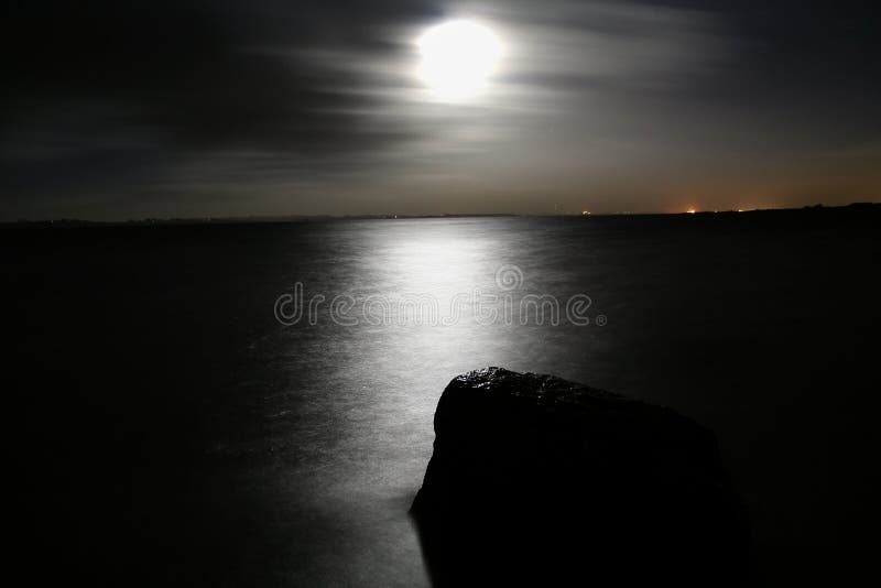 Mare di notte fotografia stock. Immagine di nero, arte - 1448830