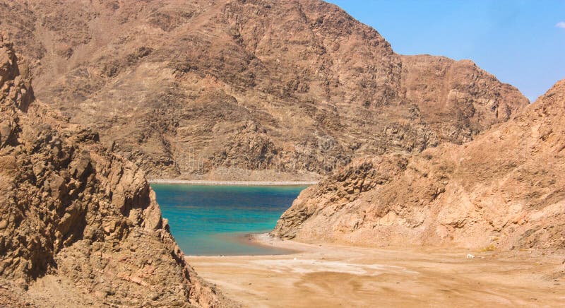 Mare & Mountain View Della Baia Del Fiordo a Taba, Egitto Fotografia ...