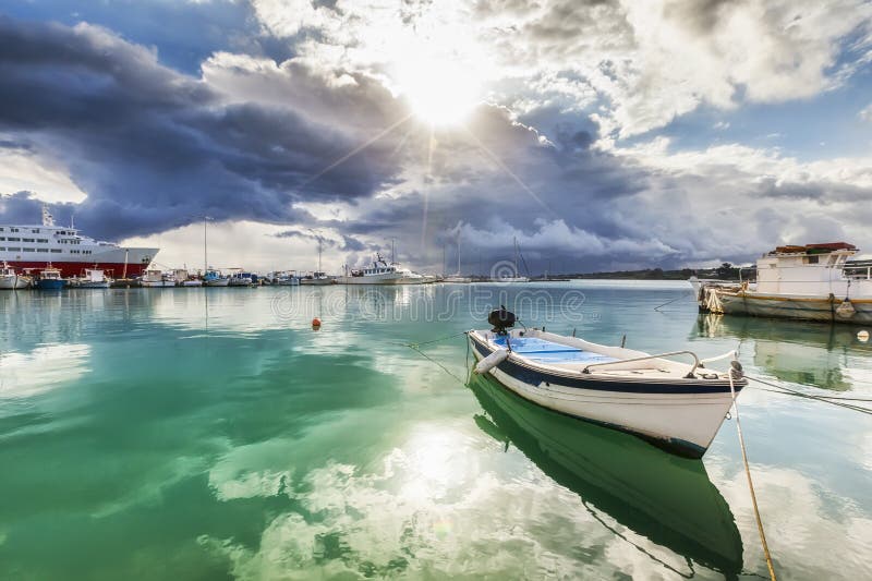 Mare verde immagine stock. Immagine di mare, riflessioni - 30548519