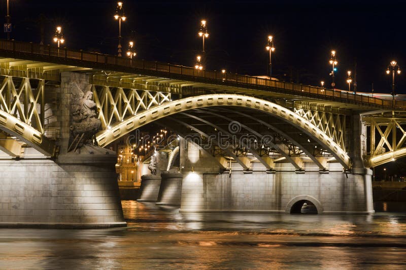 Broar över Floden På Natten Arkivfoto - Bild av natttid, väg: 25279342