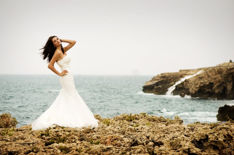 Mariée devant la mer image stock. Image du rocheux, caucasien - 23579291