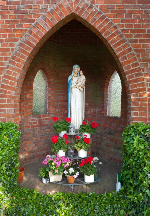 Maria statue stock image. Image of christianity, holiness - 14742865