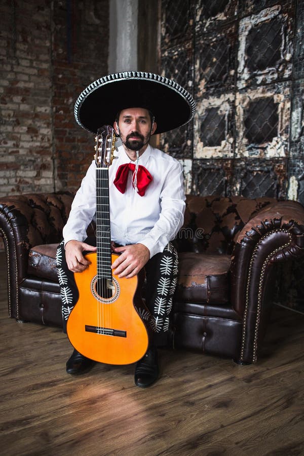 Mariachi Messicani Del Musicista Con La Chitarra Immagine Stock ...