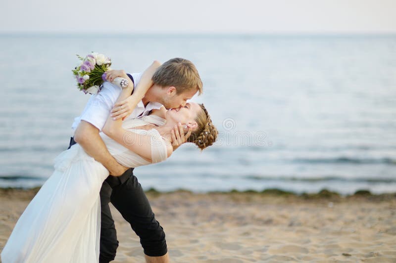 Mariage De Plage : Jeunes Mariés Par La Mer Photo stock - Image du côte ...