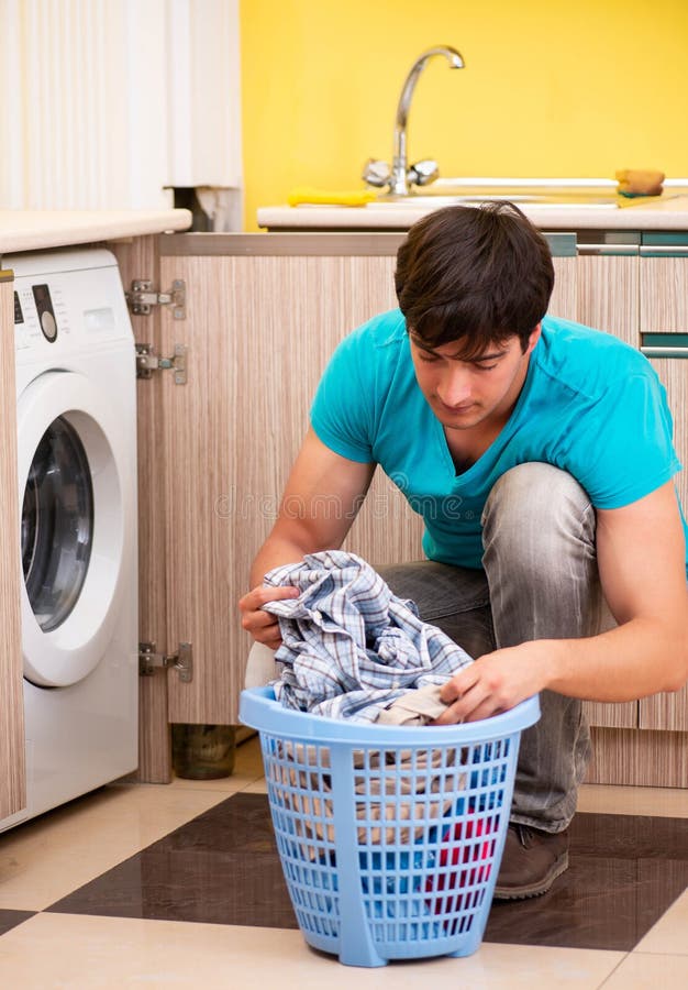Marido Joven Lavando La Ropa En Casa Foto de archivo - Imagen de ...