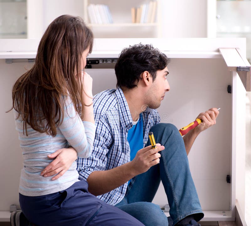 Marido Reparando Mesa Rota En Casa Imagen de archivo - Imagen de cocina ...
